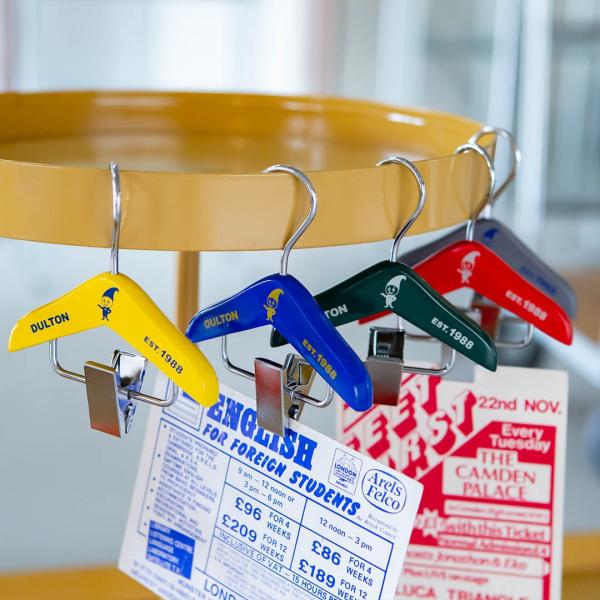 遊び心が詰まった、手のひらサイズの木製ハンガー。小さくても細部までこだわった本格派です。バーにはミニクリップが付いているので、メモや写真、ハガキやポストカード等が挟めます。茶目っ気たっぷりのアイテムなので、ご家庭ではもちろん、オフィスや学校...