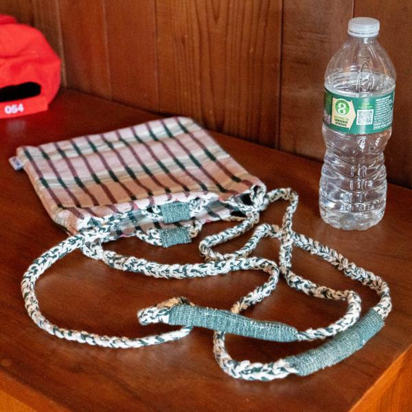 ハンモックのサスペンション部分がストラップのデザインになったサコッシュ。春夏〜秋冬と季節に合わせやすく、複数所有したくなる豊富なカラー展開です。多色使いで、コーディネートに程よいアクセントを加えます。織り方やデザインからトラディショナルな魅...