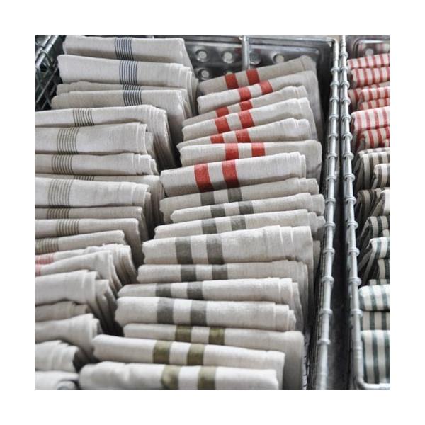 使い捨てのキッチンクロスにはその良さもあるけれど、毎日目にする景色としては色気がありません。毎日丁寧に洗って清潔に保つ、傷んだら次の用途で使う。その暮らしこそが美しい。洋皿もすっぽりと覆える大きなクロスなので、ラックの目隠しやランチョンマッ...