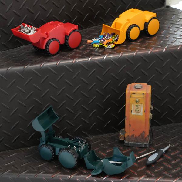 一見トラクターのおもちゃのように見える工具セット。 座席部分を開くと、ビットセット、ハンドル、ドライバーが収められています。 普段は棚に閉まってしまう工具も、これならインテリアとして飾っておきたくなるはず。 可愛らしいパッケージなので、D....