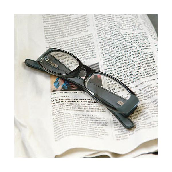 テンプルの内側がサイドリムと同じカラーになっている、粋な配色がポイント。テンプルには合成皮革を使用しており、正面から見た表情と横から見た表情ががらりと変わるので、思わずドキリ。全11色という豊富なカラー展開も魅力で、季節や洋服に合わせて コ...