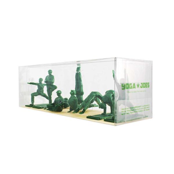 デザイナーDan Abramsonにより作られたYOGA JOES。彼のヨガの美点をより多くの人に伝えたい、ヨガを知らない人にも知る機会を持ってもらいたいという思いから生まれました。男性兵士が銃を持たずヨガをする姿は心の平和や非暴力が表現さ...