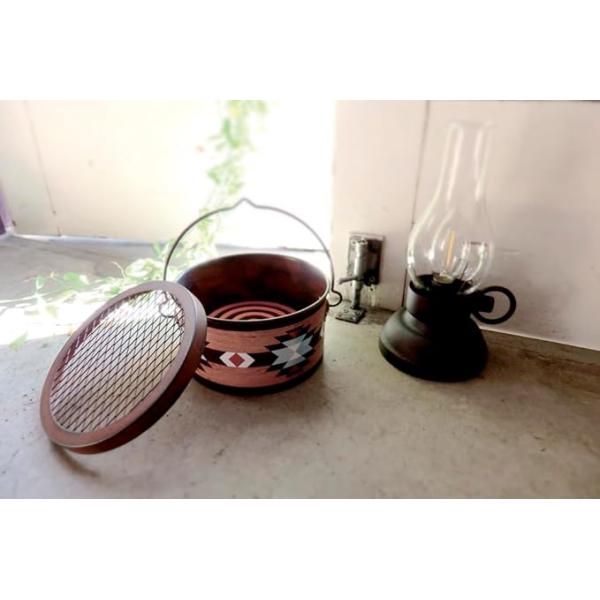 人気のスチール蚊遣りです。アウトドアはもちろんインドアでも大活躍します。W17.5×D14.8×H7.8cm（含持ち手15.8cm）