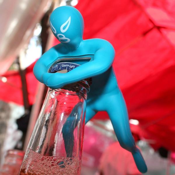 メキシコルチャドールのミニレスラー栓抜き。技を仕掛けて華麗に栓を引っこ抜いてくれます。SIZE：W6.2×D4×H14.5cm
