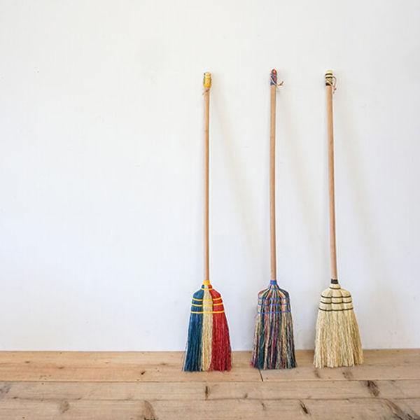 ひとつひとつ手作りで作られたあたたかみのある道具。サトウモロコシで作られたほうきは軽くて持ちやすく、お掃除しやすい。お掃除のあとも飾っておきたくなるかわいさがあります。サイズ：L106（101)素材：サトウモロコシ/ニームウッド重量：0.26kg