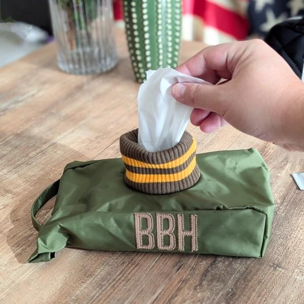 スタジアムジャンパーの袖リブをモチーフにしたティッシュカバー。サイドには”BBH” (BamBooks the Heritage)のロゴの刺繍が入り、置いてもかけてもGoodなアイテム。ボックスレスティッシュ(フィルムパッケージ)用となりま...