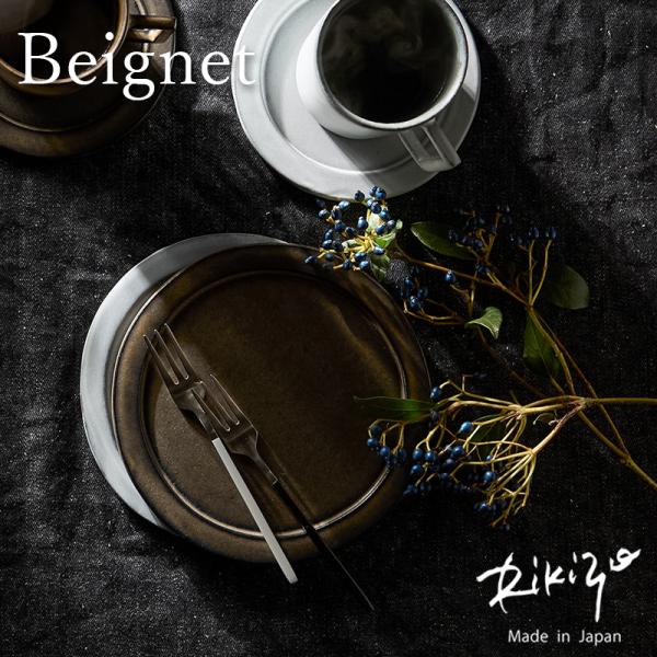 甘さを抑えたオトナの顔。色の彩度は極限まで下げ、軽く・薄くのかけ算。それでいて冷たく感じない質感は、手仕事の魔法。優しさとしずけさを豊かに合わせもつ世界観に浸りたい。ブランドRikizoシリーズベニェ商品名リムプレートM品番ホワイト：R-8...