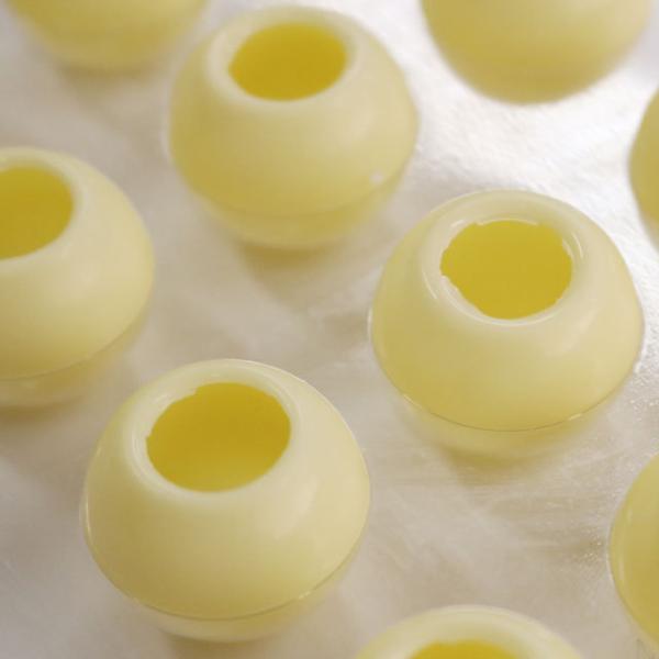 お手軽に本格トリュフが作れるトリュフボールです。ベルギー産のクーベルチュールチョコレート【カレボーＷ２】を使用したトリュフボールなのでリッチな仕上がりに！中が空洞になっているので手作りのガナッシュを詰め込んでください。更にまわりにチョコレー...