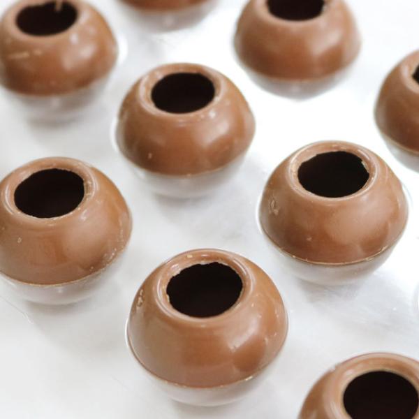 お手軽に本格トリュフが作れるトリュフボールです。ベルギー産のクーベルチュールチョコレート【カレボー８２３】を使用したトリュフボールなのでリッチな仕上がりに！中が空洞になっているので手作りのガナッシュを詰め込んでください。更にまわりにチョコレ...