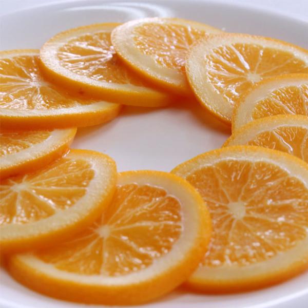 オレンジを皮付きのままスライスし、シロップ漬けにしました。 お菓子のトッピングなどにどうぞ。固形量　225g(約2枚入り)