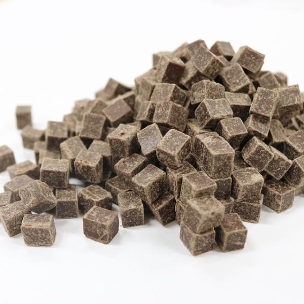 チョコレート規格のチャンク状チップチョコです。焼成後でも風味の変化が少なく、クッキーへの混ぜ込み等に最適です。焼いても固くならず、口どけがなめらかです。■製品規格一粒約5.5×6×7.5mmの大きさです♪カカオ分45.6%、カカオバター分4...