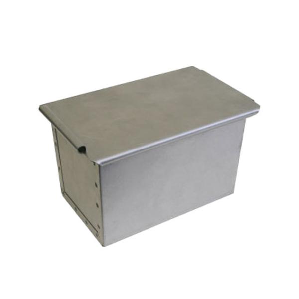 丈夫なアルタイトでできた食パン1.5斤型です。アルタイトは鉄板にアルミのコーティングがしてあるものです。鉄の熱伝導率のよさと、アルミのさびにくさをもっています。こちらは業務用としても使われておりますので頑丈にできております。蓋をつけると角食...