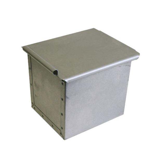 丈夫なアルタイトでできた食パン1斤型です。アルタイトは鉄板にアルミのコーティングがしてあるものです。鉄の熱伝導率のよさと、アルミのさびにくさをもっています。こちらは業務用としても使われておりますので頑丈にできております。■使用方法1.使い初...