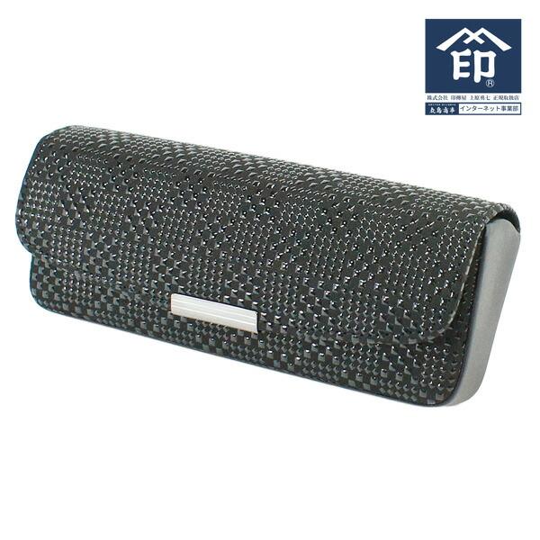 型　番　：　4206-01-167サイズ　：　約 5.7cm × 16cm × 3.4cm重　さ　：　約 70g仕　様　：　ハードタイプ素　材　：　鹿革・漆・牛革カラー　：　黒地×黒漆　柄　　：　変わり市松小対　象　：　男性用・女性用（メン...