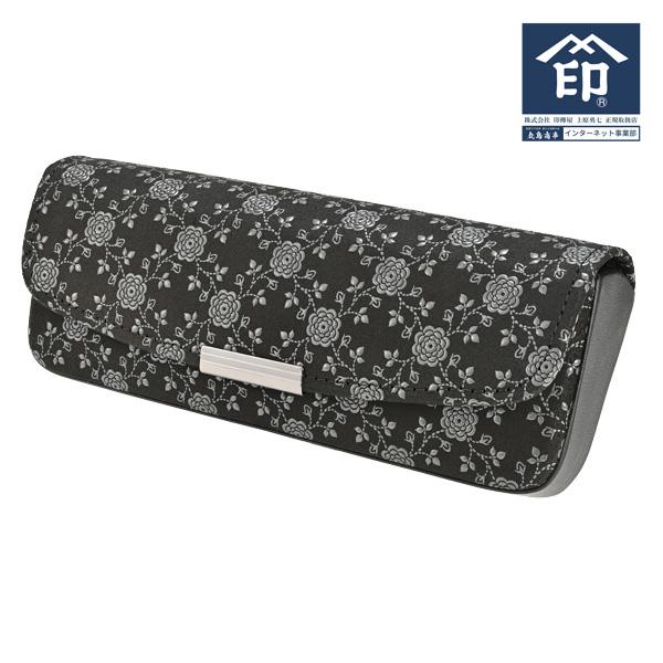 型　番　：　4206-71-186サイズ　：　約 5.7cm × 16cm × 3.4cm重　さ　：　約 70g仕　様　：　ハードタイプ素　材　：　鹿革・漆・牛革カラー　：　黒地×グレー漆　柄　　：　イングリッシュローズ対　象　：　女性用（...