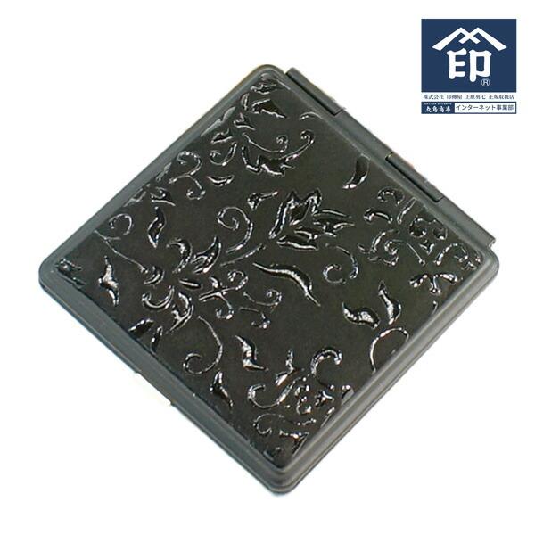 型　番　：　5015-01-041サイズ　：　約 6cm × 5.8cm × 0.9cm重　さ　：　約 40g仕　様　：　鏡1、拡大鏡1素　材　：　鹿革・漆カラー　：　黒地×黒漆　柄　　：　花唐草対　象　：　女性用（レディース）製造国　：　...