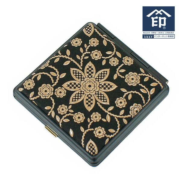 型　番　：　5015-11-169サイズ　：　約 6cm × 5.8cm × 0.9cm重　さ　：　約 40g仕　様　：　鏡1、拡大鏡1素　材　：　鹿革・漆カラー　：　黒地×白漆　柄　　：　クレマチス対　象　：　女性用（レディース）製造国　...