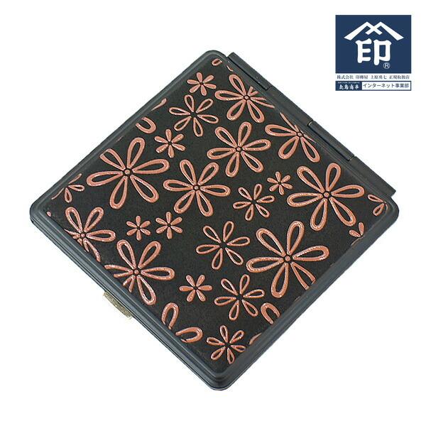 型　番　：　5015-51-160サイズ　：　約 6cm × 5.8cm × 0.9cm重　さ　：　約 40g仕　様　：　鏡1、拡大鏡1素　材　：　鹿革・漆カラー　：　黒地×ピンク漆　柄　　：　雪割草対　象　：　女性用（レディース）製造国　...