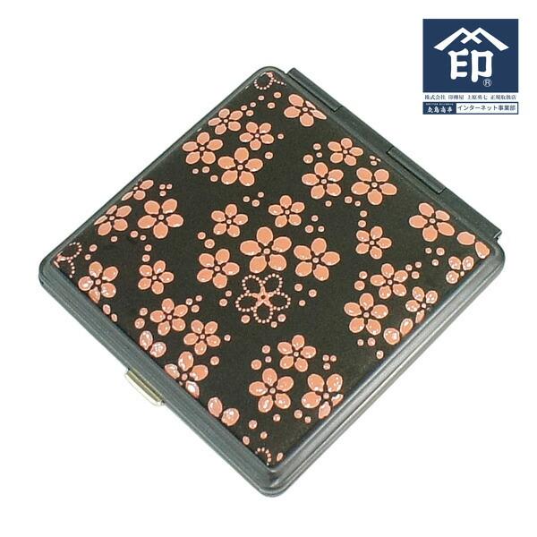 型　番　：　5015-51-181サイズ　：　約 6cm × 5.8cm × 0.9cm重　さ　：　約 40g仕　様　：　鏡1、拡大鏡1素　材　：　鹿革・漆カラー　：　黒地×ピンク漆　柄　　：　忘れな草対　象　：　女性用（レディース）製造国...