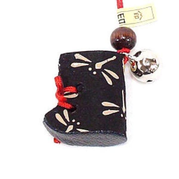 型　番　：　5101-11-008サイズ　：　約 2.5cm × 2.5cm × 1.2cm　　　　　　※紐を含まないサイズです。<br>重　さ　：　約 5g仕　様　：　ブーツ形素　材　：　鹿革・漆カラー　：　黒地×白漆　柄　　...