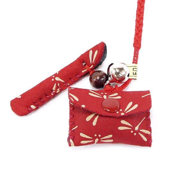 型　番　：　5104-13-008サイズ　：　約 2cm × 3.5cm × 1.5cm　　　　　　※紐を含まないサイズです。<br>重　さ　：　約 5g仕　様　：　キセルとタバコ入れの形素　材　：　鹿革・漆カラー　：　赤地×白...