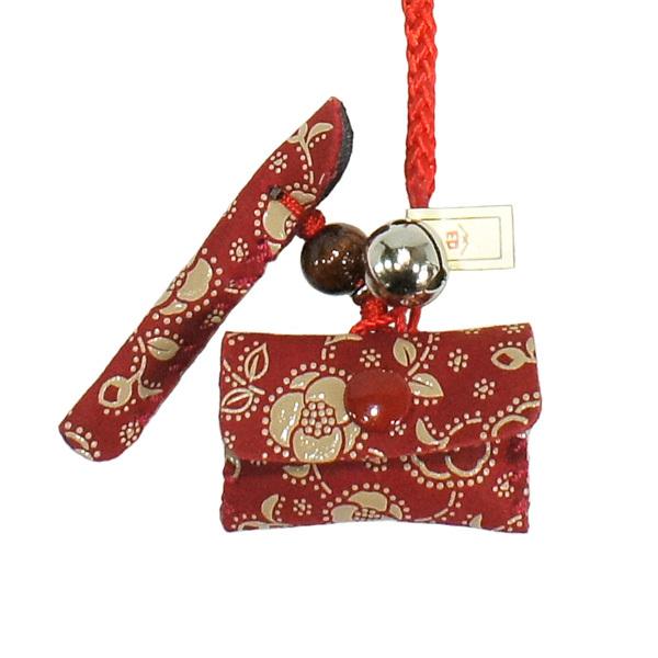 型　番　：　5104-13-178サイズ　：　約 2cm × 3.5cm × 1.5cm　　　　　　※紐を含まないサイズです。<br>重　さ　：　約 5g仕　様　：　キセルとタバコ入れの形素　材　：　鹿革・漆カラー　：　赤地×白...