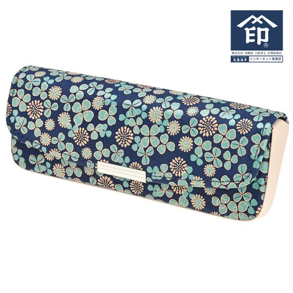 型　番　：　7308サイズ　：　約 5.7cm × 16cm × 3.4cm重　さ　：　約 70g仕　様　：　ハードタイプ素　材　：　鹿革・漆・牛革カラー　：　紺地×パステルグリーン更紗×白漆　柄　　：　白詰草（しろつめくさ）対　象　：　女...