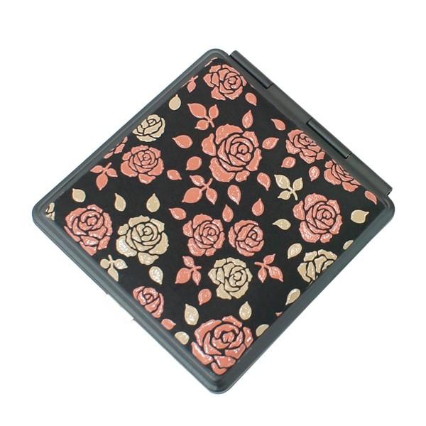 型　番　：　8409サイズ　：　約 6cm × 5.8cm × 0.9cm重　さ　：　約 40g仕　様　：　鏡1、拡大鏡1素　材　：　鹿革・漆カラー　：　黒地×白漆・ピンク漆　柄　　：　かぐわ（ローズ小）対　象　：　女性用（レディース）製造...
