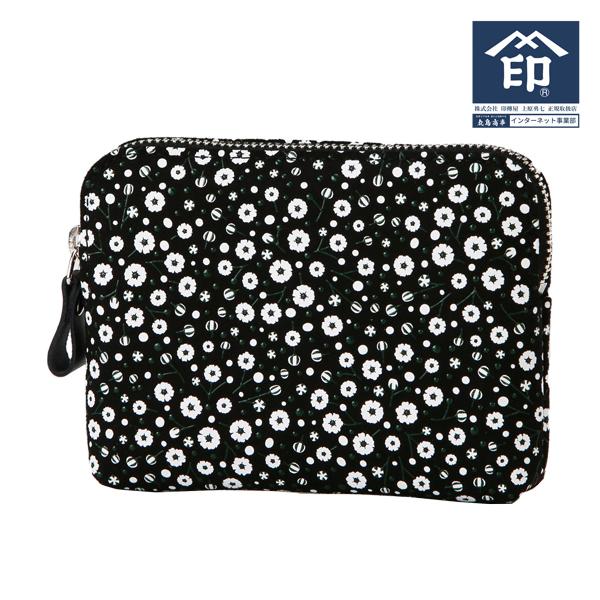 型　番　：　9606-81サイズ　：　約 9cm × 12cm × 2.5cm重　さ　：　約 30g素　材　：　鹿革・更紗・漆・牛革カラー　：　黒鹿革×白更紗×緑漆　　　　　　※内布は専用色＜ピーコックグリーン＞　柄　　：　かすみ草対　象　...