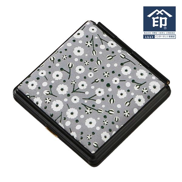 型　番　：　9608-88サイズ　：　約 6cm × 5.8cm × 0.9cm重　さ　：　約 40g仕　様　：　鏡1、拡大鏡1素　材　：　鹿革・更紗・漆・ガラス・ステンレスカラー　：　ライトグレー鹿革×白更紗×緑漆　柄　　：　かすみ草対　...