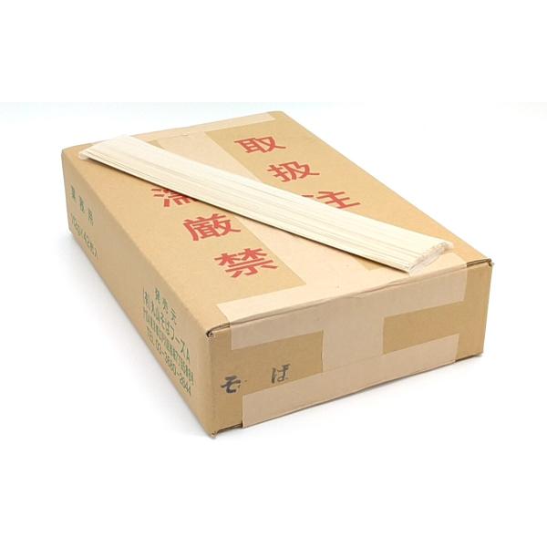 そば粉６割と小麦粉４割の蕎麦の乾麺です。バランスのいい風味と香り、しなやかなコシが特徴です。そばの長さは３６ｃｍ、一人前（112g）づつの袋詰めで１ケース４０把入りです。業務用の乾麺として作っているため、市販されている乾麺よりも長くなってお...