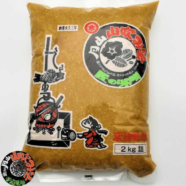 厳選した大豆と上質米の吟醸麹を使用。天地返しをくりかえし、長期間醗酵熟成させておりますのでこくがあり、まろやかな味わいです。 ※天地返し：味噌を空気に触れさせ醗酵を促す作業