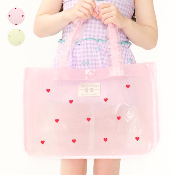 ピンクはハート、イエローはマーガレットのお花柄の刺繍が入ったメッシュのプールバッグです。 持ち手部分にはオーガンジー素材のフリルテープ付き。 メッシュ素材なので通気性も良くお勧めです！ 【アイテム】 雑貨 カジュアル お洒落 オシャレ かわ...