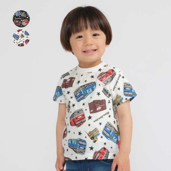 男の子が大好きな電車！人気の貨物列車シリーズ。貨物列車をけん引している機関車のレッドサンダー、ブルーサンダーとコンテナ、フォークリフトの総柄プリント入りの半袖Tシャツ。安心の日本製でギフトやプレゼントにもオススメ！（ベビーサイズのみ肩ボタン...