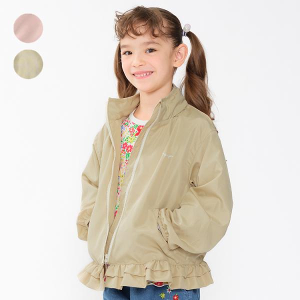 裾フリルのデザインで女の子らしい！ ポリエステルタフタ素材の撥水加工のライトアウター。 フードは衿に収納できるので、通園通学にもオススメ！ メッシュ素材の裏地付き。 胸にはロゴの刺繍入り。                 【アイテム】無地 ...