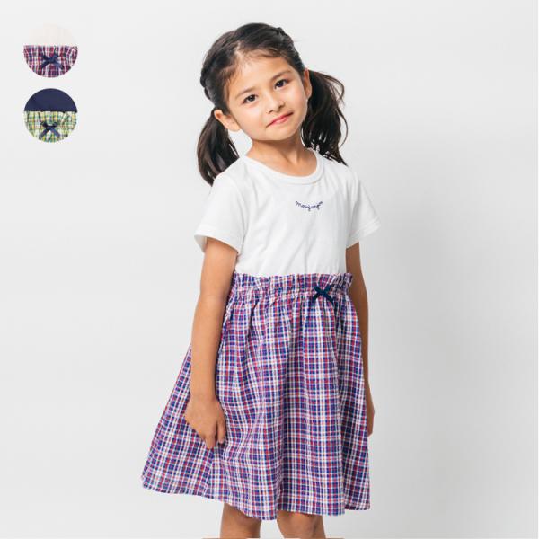 凸凹のある部分と平らな部分とでポコポコと縞を表したサッカー素材のマドラスチェック柄のスカートとロゴプリント入りのTシャツのドッキングデザインの半袖ワンピース。 ウエストのリボンもさりげないポイント！ 同じチェック柄でTシャツ（M34802）...