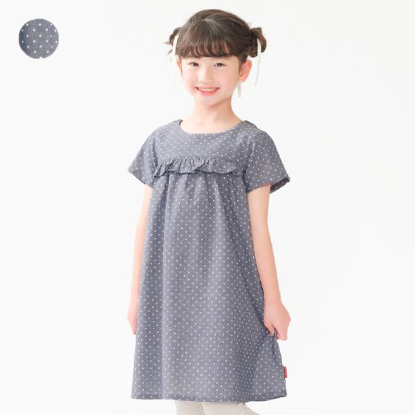 ダンガリーに上品なイメージの小さい水玉柄をプリントしたシンプルな半袖ワンピース。 胸元のフリルもポイント！ 襟ぐり後ろがゴムの仕様になっているので、着脱も楽ちん！ 同じダンガリーのドット柄のハーフパンツ（M35107）、ショートパンツ（M4...