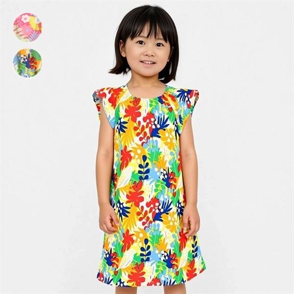 テロンとしたレーヨン素材のワンピース。 さらっと着られて夏にピッタリなアイテム。 葉っぱやお花のボタニカルの総柄も夏らしい！ イエローのカラーの方は同じ柄でハーフパンツ（M35150）もあるので、兄弟姉妹やお友達と男女でアイテム違いでペア、...