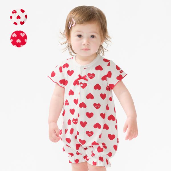 ポップなイメージのハートの総柄。 リボンのモチーフもポイント！ 前開きデザインで着脱もしやすいです！ お尻の部分が丸っこくてゆったりしたデザインが可愛い半袖ロンパース、Tオール。 同じハート柄のワンピース（M44304）、タンクトップ（M4...