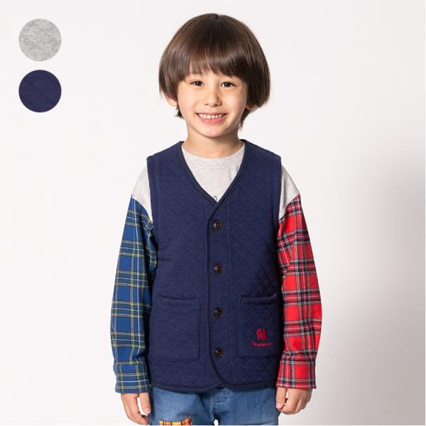暖かみのあるニットキルト素材の前開きベスト。 背あて部分にチェック柄を使ったシンプルデザイン。 ポケット部分のmoujonjonのロゴとぞうさんの刺繍もポイント！ キレイ目なデザインでちょっとしたお出かけにもオススメ。 同じニットキルトのベ...