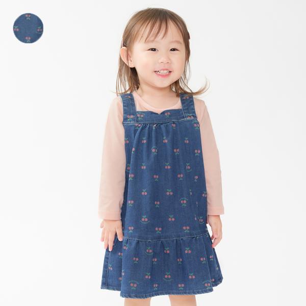 ストレッチデニムにチェリー柄をプリントしたジャンパースカート、ジャンスカ。 色々な重ね着コーデに使えます！ 同じチェリー柄デニムの長パンツ（M65000）、スカート（M65200）があるので、姉妹でお揃い、ペアコーデ、リンクコーデもおすすめ...