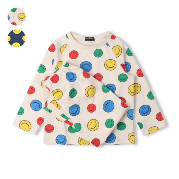 スマイルマーク、にこちゃんマークの総柄プリントが可愛い！ Tシャツ素材、天竺素材の長袖Tシャツと長パンツのパジャマ。 男の子も女の子もユニセックスで着られるデザイン。 ベビーサイズのみTシャツの脇のボタンとパンツの脇のボタンホールにボタンを...