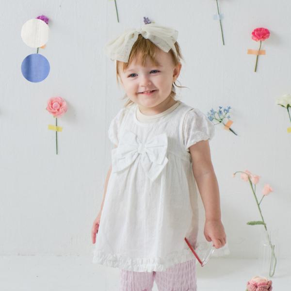 オフホワイトは綿レース素材、ブルーはダンガリー素材。 夏らしいチュニック。 裾にはたっぷりのギャザーフリル、胸元には目を惹くビックリボンで女の子らしく。 中のインナーを変えれば、長い期間着られるので、ギフトやプレゼントにもオススメ！ 【アイ...