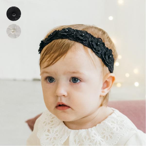 繊細なレースの上にお花を重ねた華やかなヘアバンド、ヘッドドレス。 バンド部分はベビーの頭を優しく包む柔らかいストレッチレース。 伸縮性があり、着脱もスムーズ。 お花の中心にはきらっと光るビジュー付き。 コーディネートしやすいオフホワイトとブ...