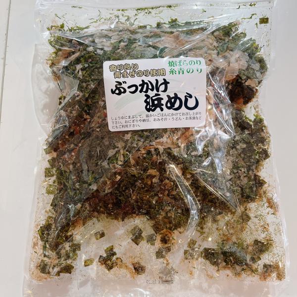 香り良い青まぜのり使用。醤油にまぶして、温かいご飯にかけてお召し上がり下さい。おにぎりや納豆、おみそ汁・うどん・お茶漬けなどにもご利用下さい。・商品名：ぶっかけ浜めし 100g・原材料名：焼黒ばらのり(国内産)、青まぜのり(国内産)、かつお...