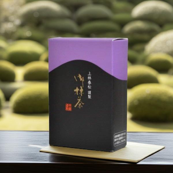 上林春松本店は、抹茶や、玉露、煎茶などを手掛ける創業450年を誇る宇治の老舗茶舗。永禄年間より代々受け継がれ、江戸時代には御茶師の中で最高の位である「御物御茶師」（ごもつおちゃし）にもなりました。現在は十四代目となる当主を筆頭に、最高のお茶...