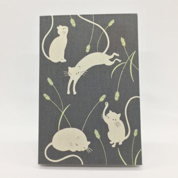 御朱印ブームという流行も起き、京都の社寺巡りで持ち歩く人も多くなった「御朱印帳」。元々はお経を書き写した写経を寺院に納めた証としていただくことがはじまりでした。現代では、参拝の証、思い出として御朱印をいただく事が出来ます。記念スタンプと違う...