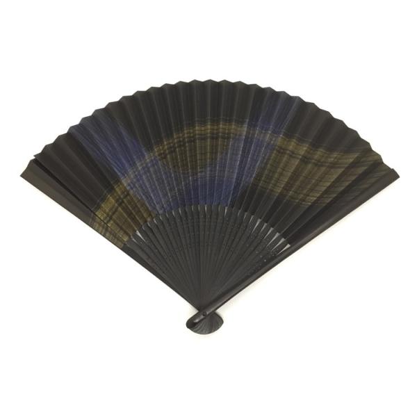 大西常商店は扇子全般を取り扱う京都の老舗。親骨、中骨は黒色に施し、扇面の鮮やかなグラデーションは幻想的で高級感が漂います。標準的な男性用サイズですが、風量が多いので女性の方もご使用いただけます。着物や浴衣とのコーディネートだけでなく普段遣い...