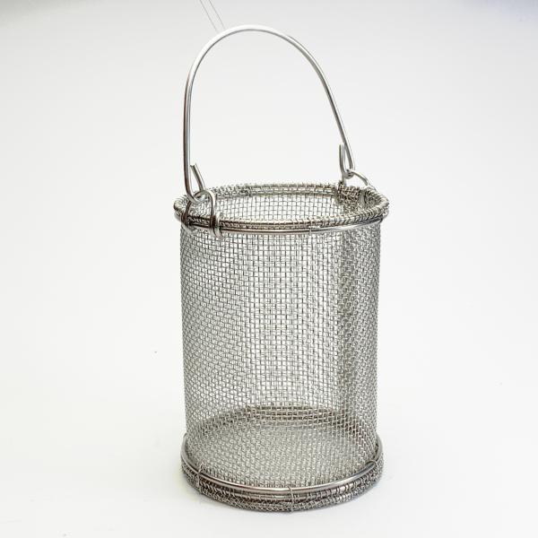 辻和金網 ステンレス製 はしたて 風通しの良いステンレス網のはしたて、これが辻和金網の新しい商品です。キッチンや食卓で置いたり、吊るしたりして使える便利なアイテム。ステンレス製のはしたては、洗練された美しいデザインと丈夫な作りが特徴。装飾的...