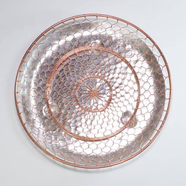 辻和金網と錬金工房WESTSIDE33のコラボレート商品。辻和金網は足のついた手編みの大皿を銅線で仕上げ、WESTSIDE33は丁寧に打ち出されたアルミ皿を手掛けています。洗い物の水切りとしてだけでなく、鍋物や野菜、果物の盛り皿、揚げ物にも...